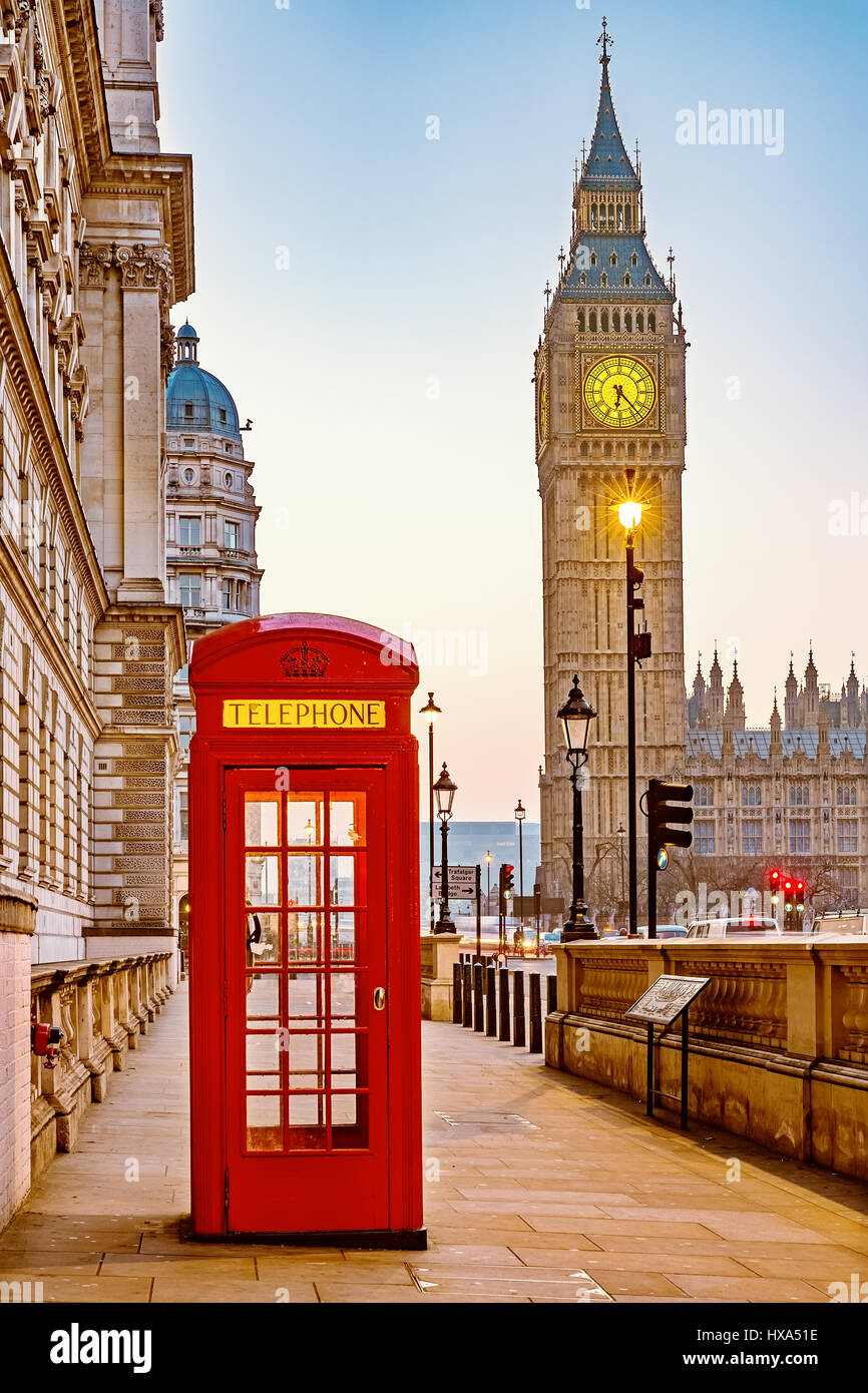 Traditional red phone booth in London Stock Photo - Alamy