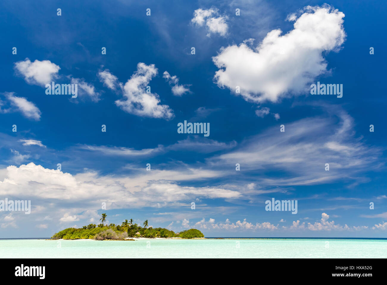 Small island in ocean on Maldives Stock Photo - Alamy