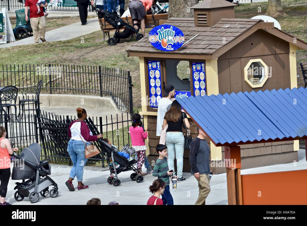 Customers getting dippin' dots on a hot day Stock Photo - Alamy Customers getting dippin' dots on a hot day Stock Photo - Alamy