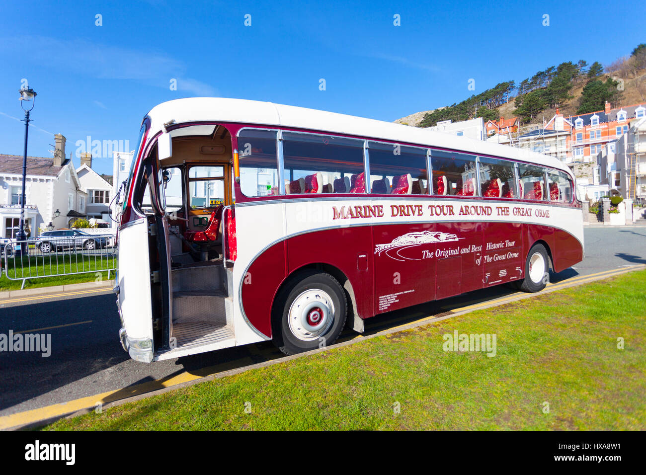 Tour guide bus hi-res stock photography and images - Alamy