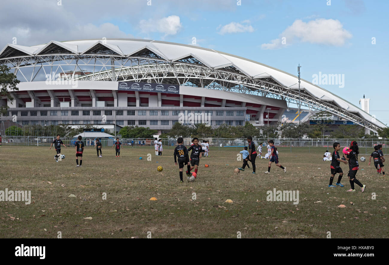 Kids playing soccer central america hi-res stock photography and images ...
