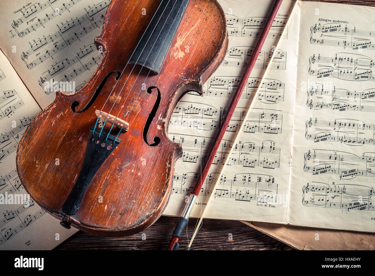 Old violin musical sheets hi-res stock photography and images - Alamy