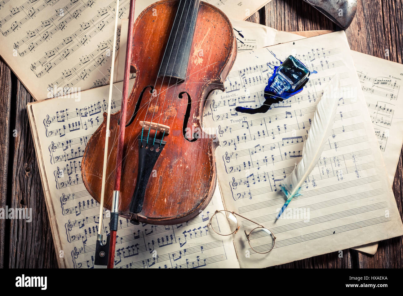 Retro musical sheets and violin with ink and feather Stock Photo - Alamy