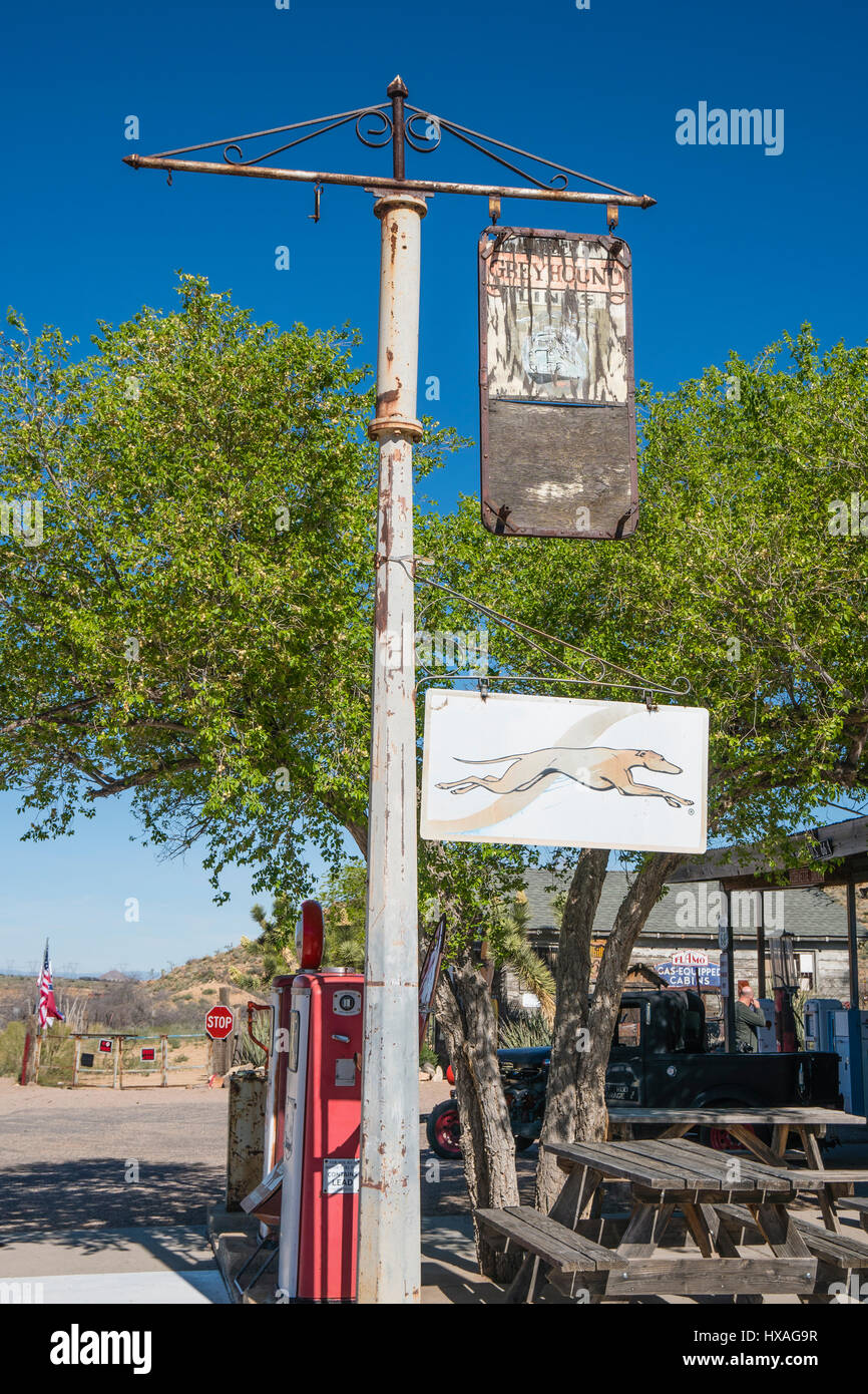 Old fashioned general store sign hi-res stock photography and images ...