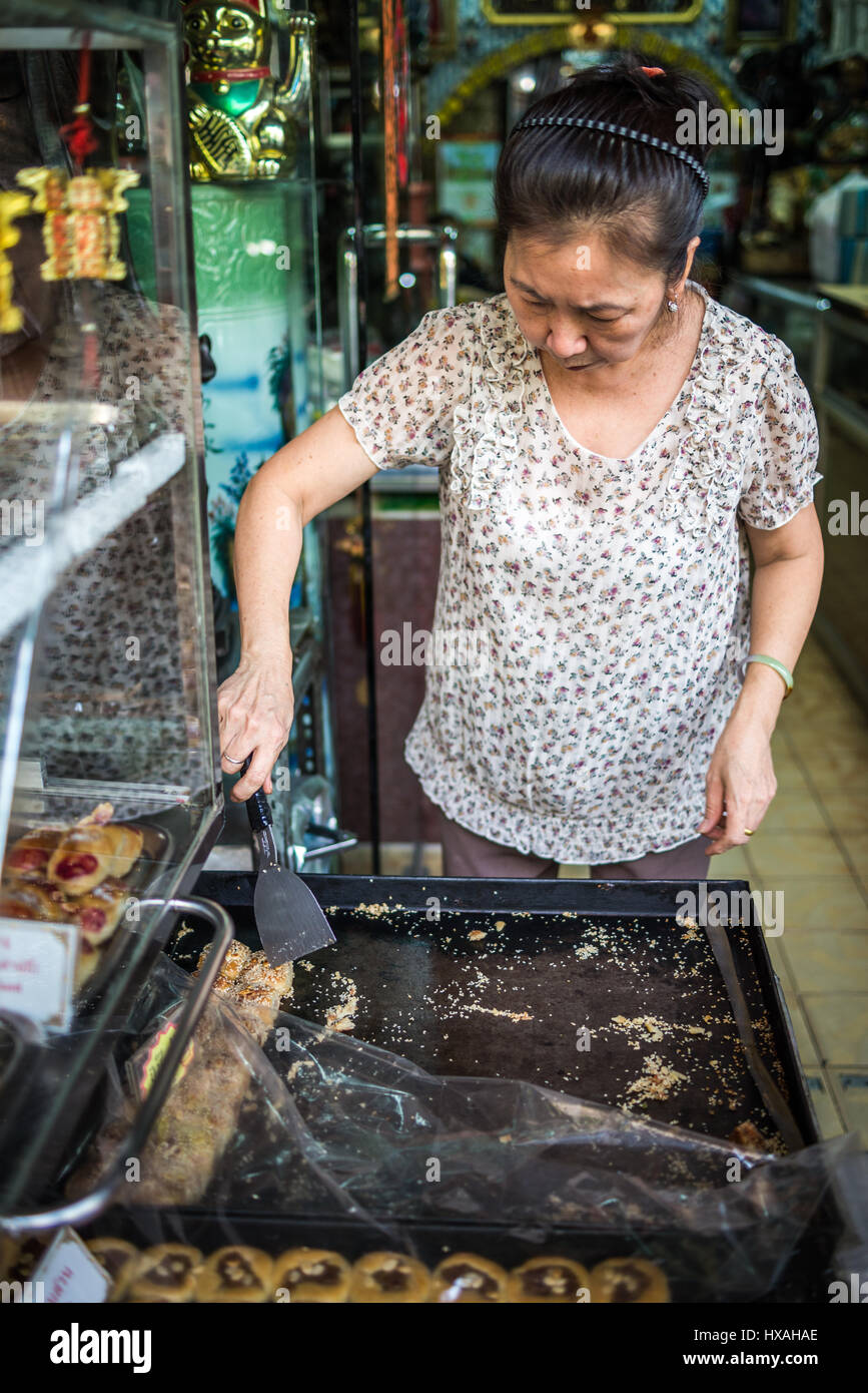 Fast food on the local market, Street scene in the Chinatown, Bangkok ...