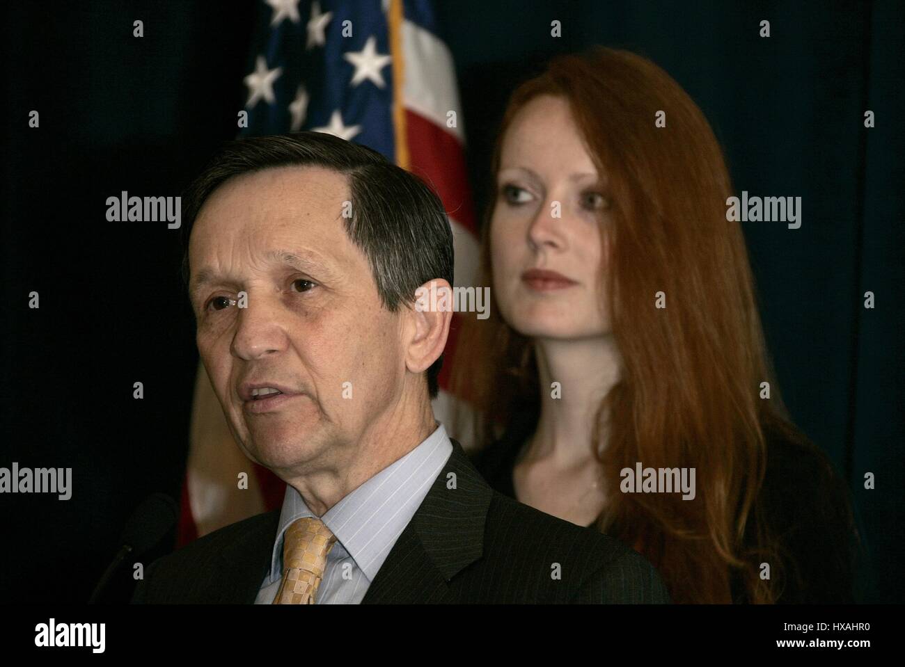 DENNIS KUCINICH & ELIZABETH KUCINICH U.S. CONGRESSMAN OHIO & WIFE 28 ...
