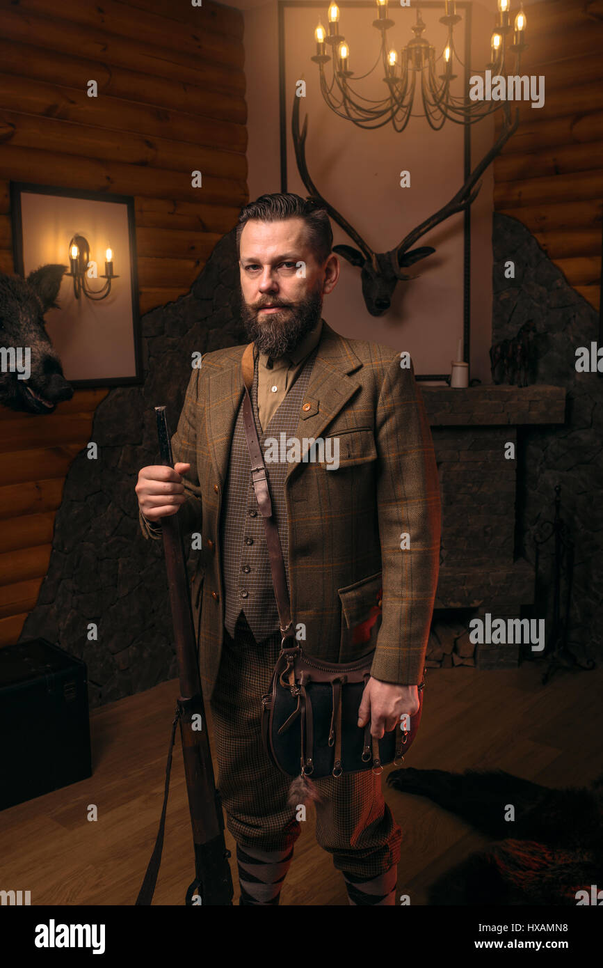 Hunter man with old gun in vintage traditional hunting clothing ...