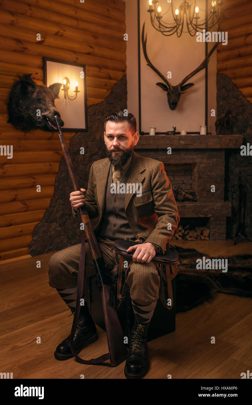 Hunter man with old gun in retrro style traditional hunting clothing ...