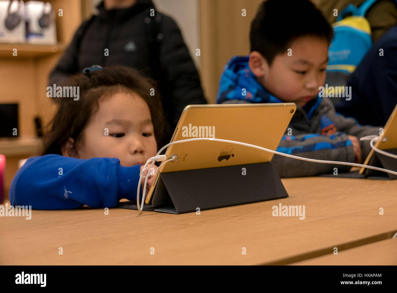 kids playing on iPad in an apple shop Stock Photo - Alamy