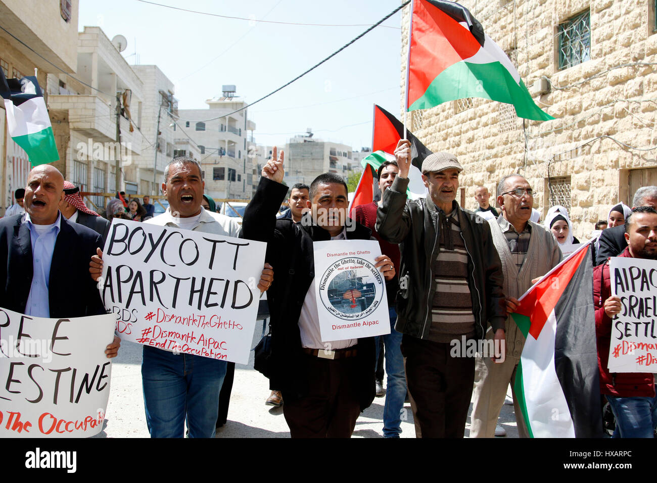 Hebron, Palestine. 26th Mar, 2017. Protesters hold Palestinian flags ...