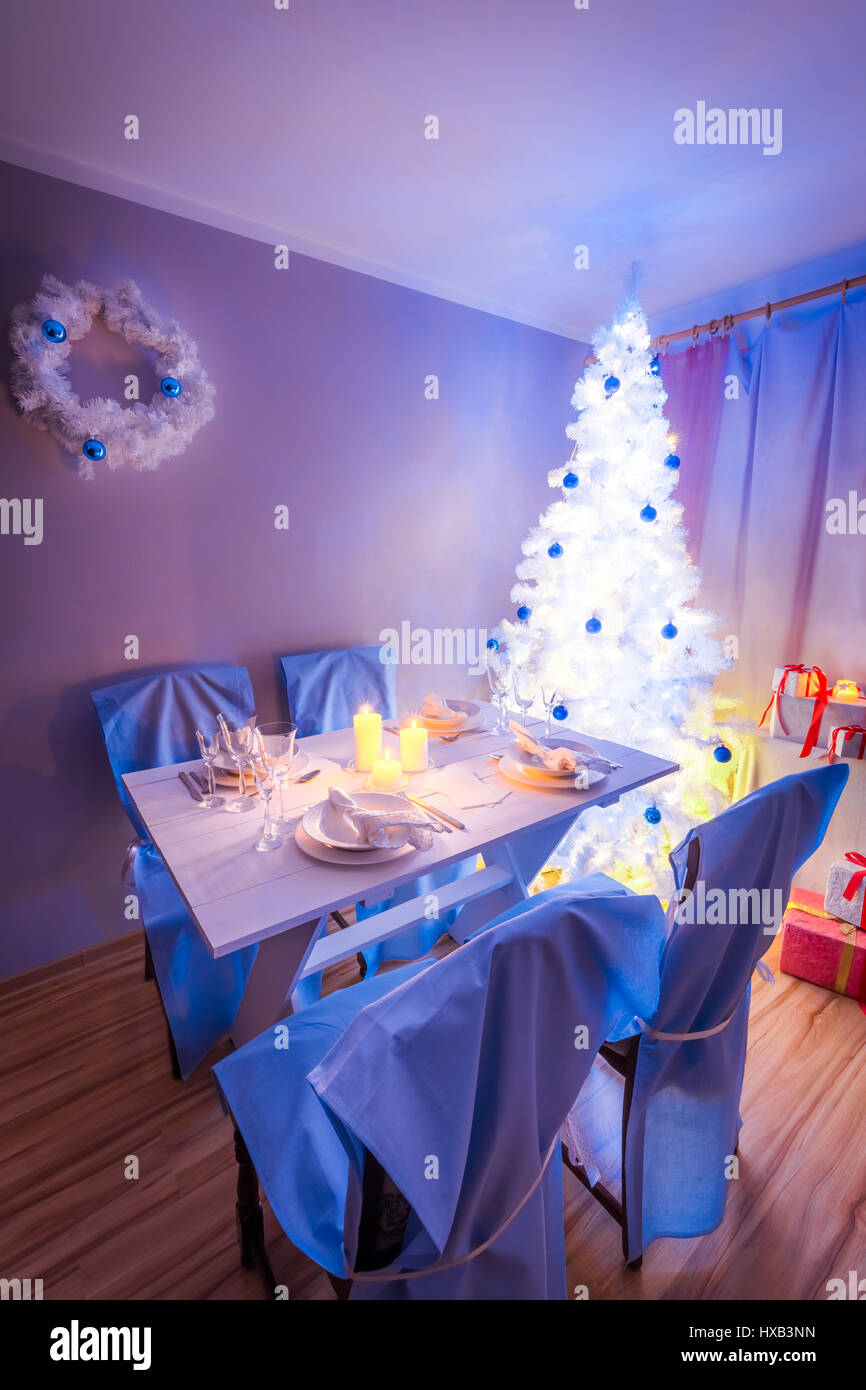 Beautiful christmas table setting hi-res stock photography and images ...