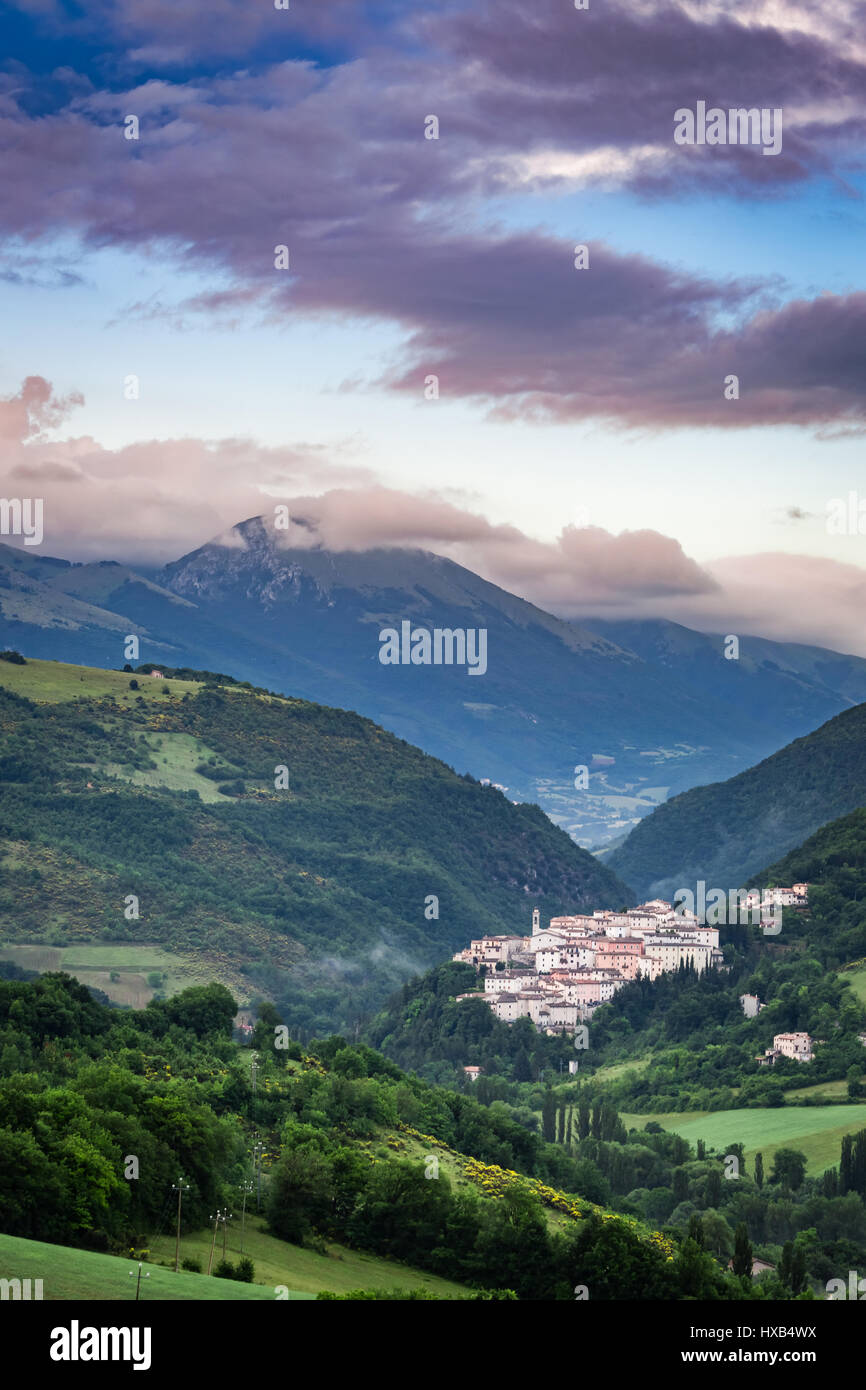 Beautiful foggy sunrise over the village of Preci in Umbria, Italy ...