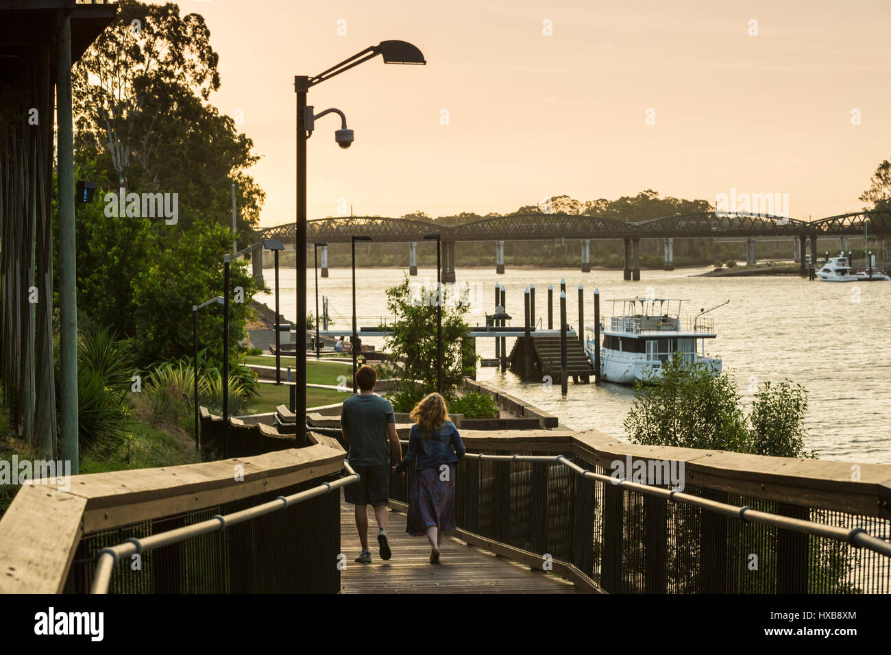People walking along boardwalk hi-res stock photography and images - Alamy