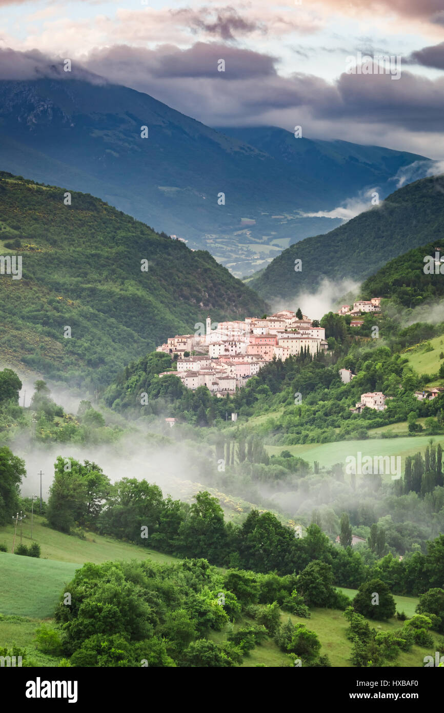 Beautiful foggy sunrise over the village of Preci in Umbria, Italy ...