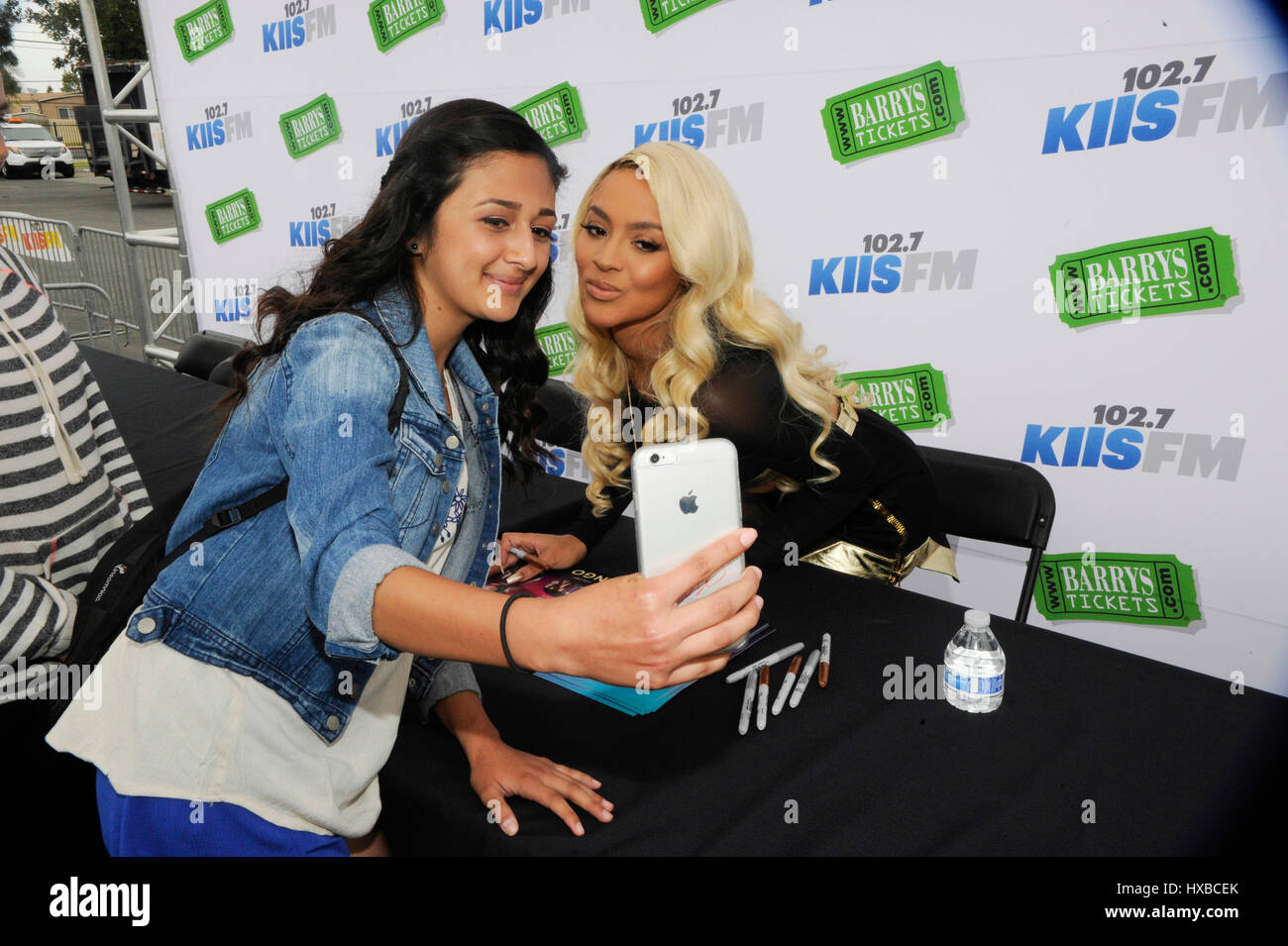 Signing an autograph for fan hi-res stock photography and images - Alamy
