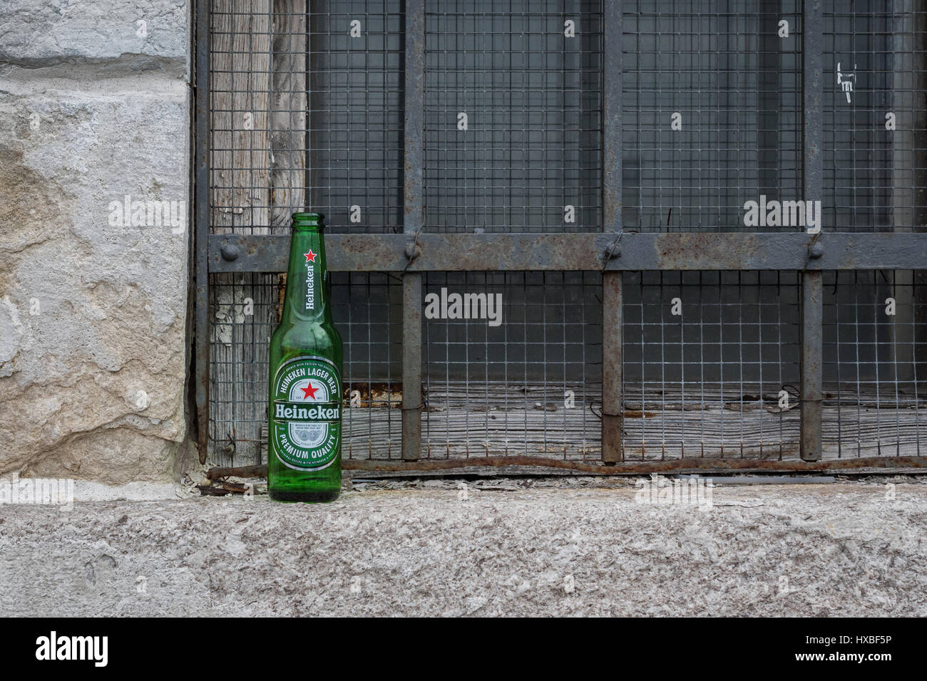 Heineken bottle hi-res stock photography and images - Alamy