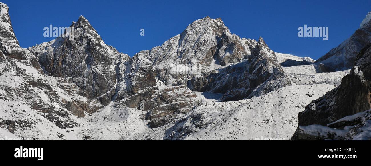 Distant view of the Cho La mountain pass. Mount Everest National Park ...