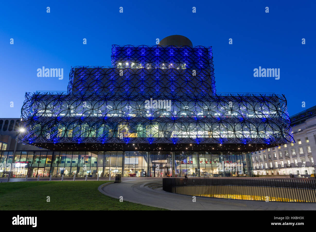 Birmingham library at night hi-res stock photography and images - Alamy