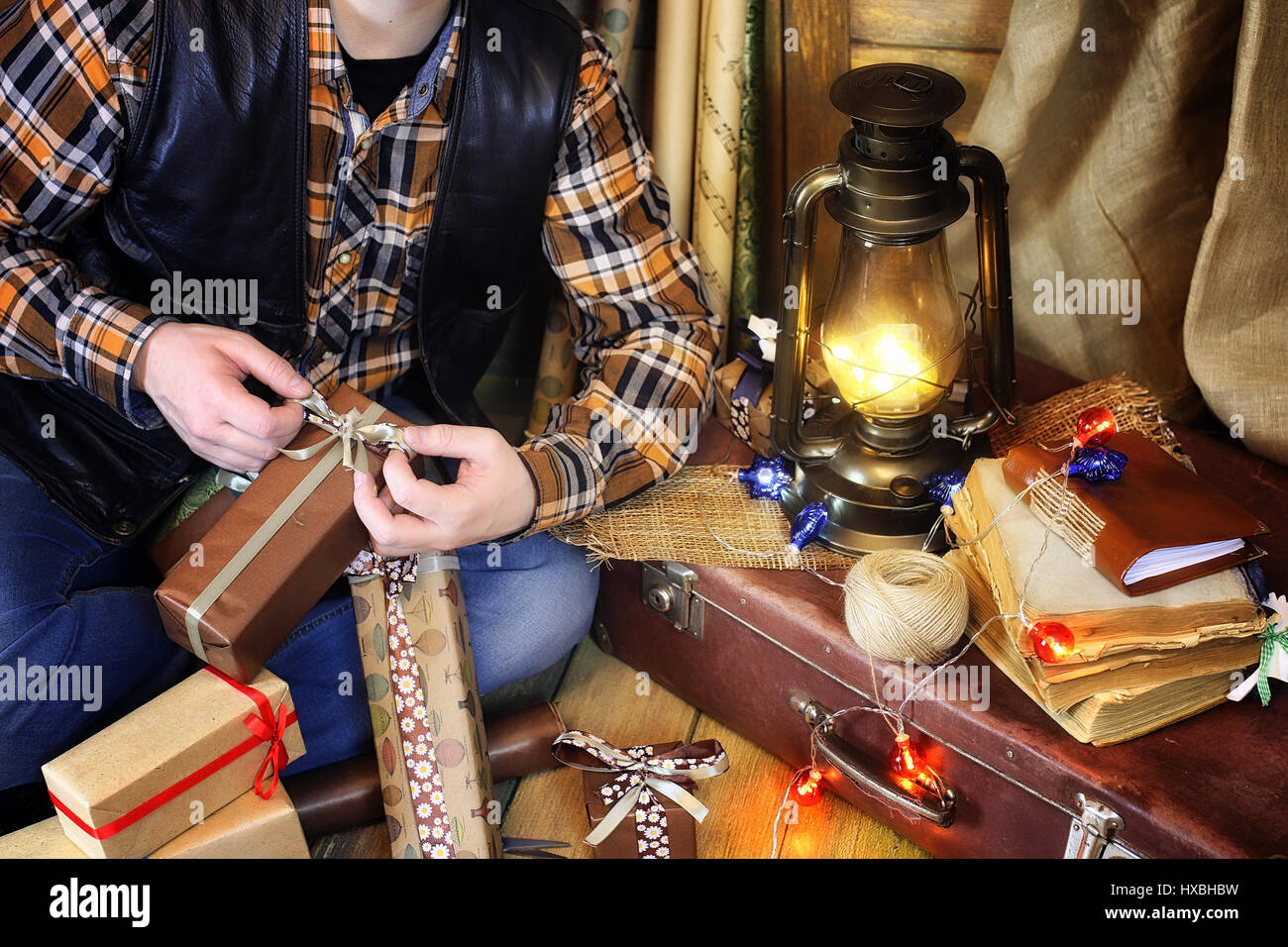hand man gift wrapping paper for the holiday Christmas Stock Photo - Alamy