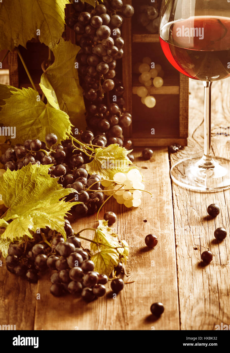 Red wine and grapes Stock Photo - Alamy