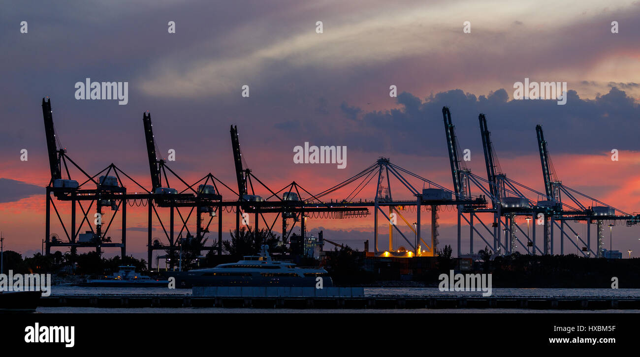 American container terminal hi-res stock photography and images - Alamy