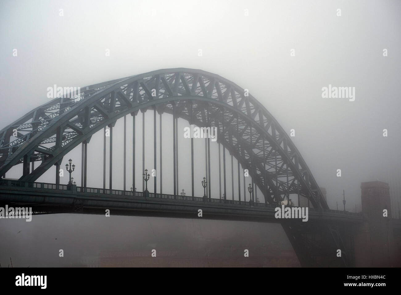 Fog on the tyne hi-res stock photography and images - Alamy