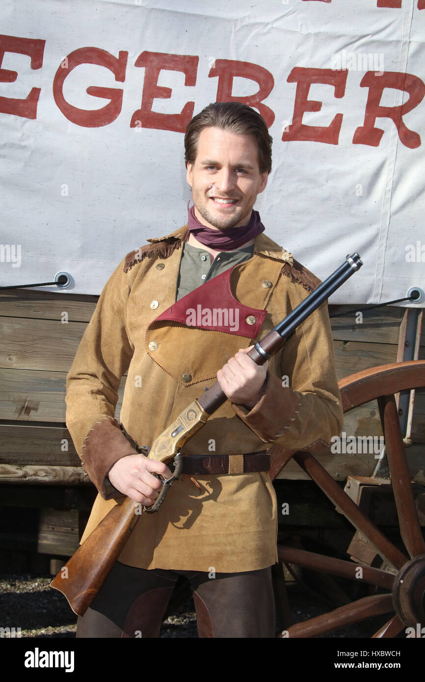 Presentation and Photocall of this years cast for the play Drei ...