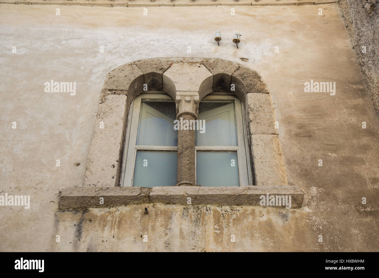 Double arched column hi-res stock photography and images - Alamy