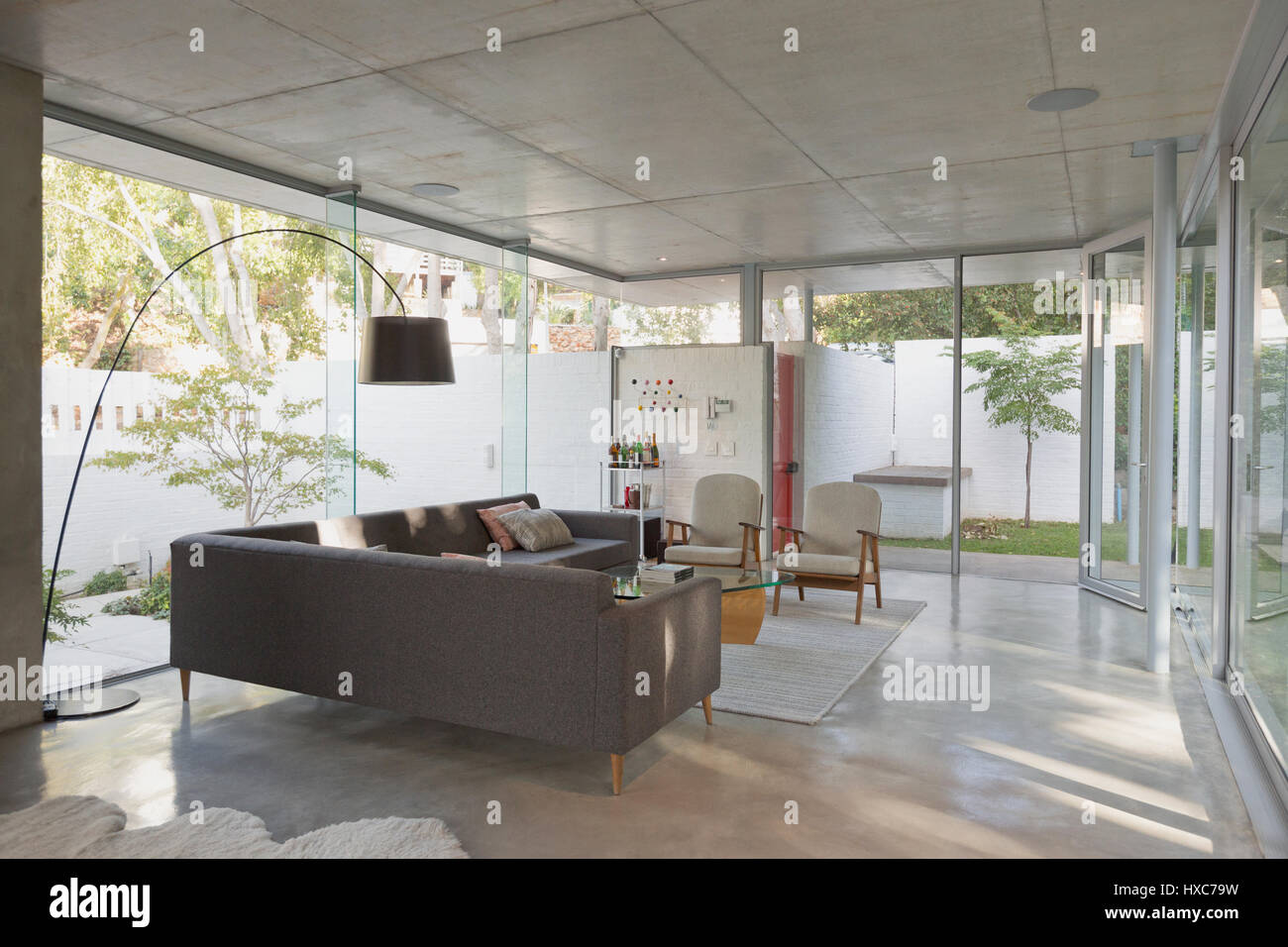 Showcase windows hi-res stock photography and images - Alamy