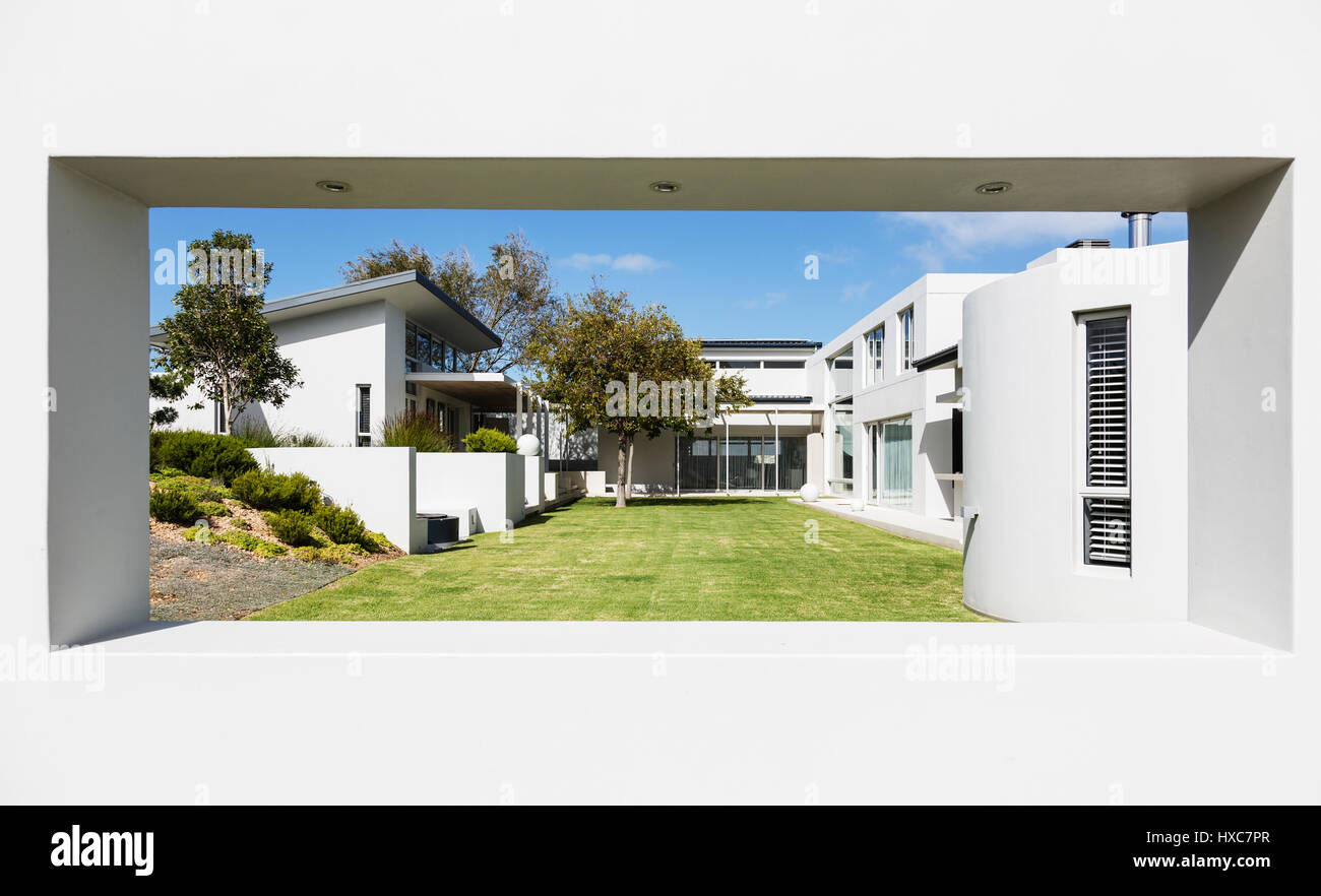 Exterior yard hi-res stock photography and images - Alamy