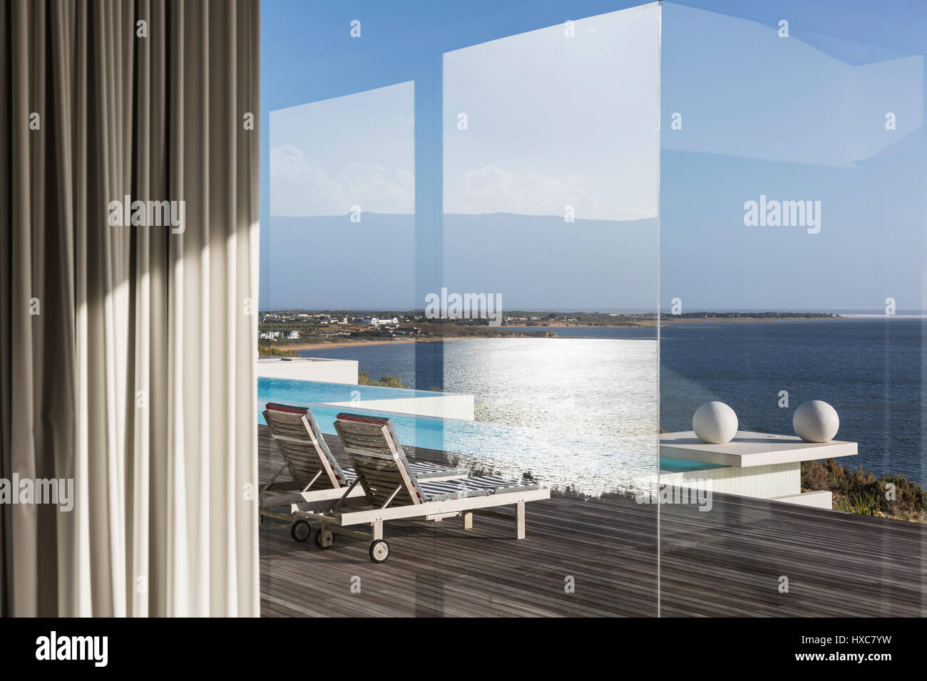 Modern patio and infinity pool hi-res stock photography and images - Alamy
