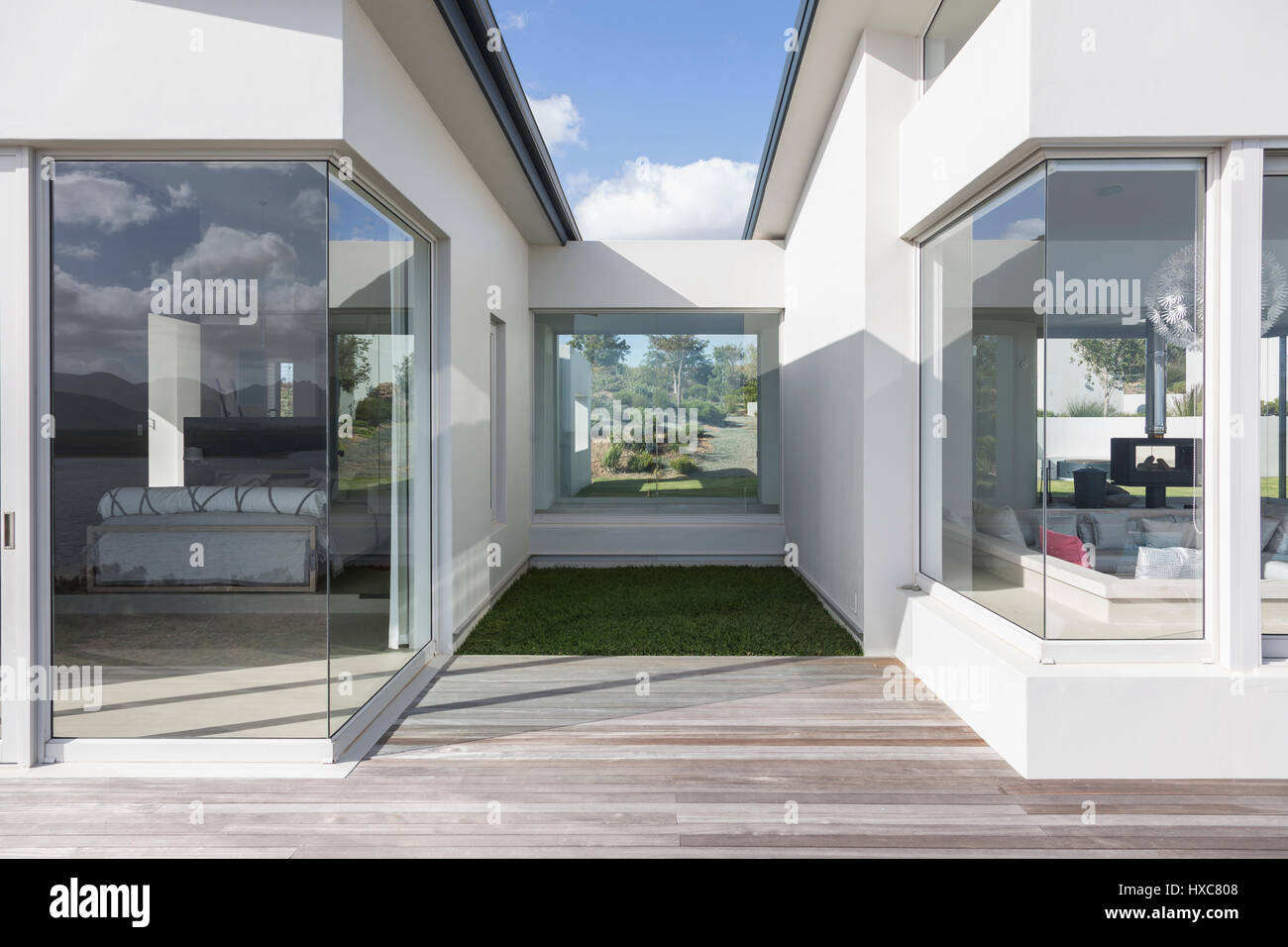 Exterior modern luxury villa hi-res stock photography and images - Alamy