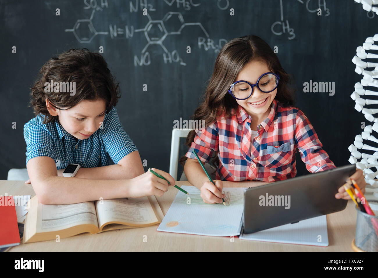 Pupils reading books hi-res stock photography and images - Alamy
