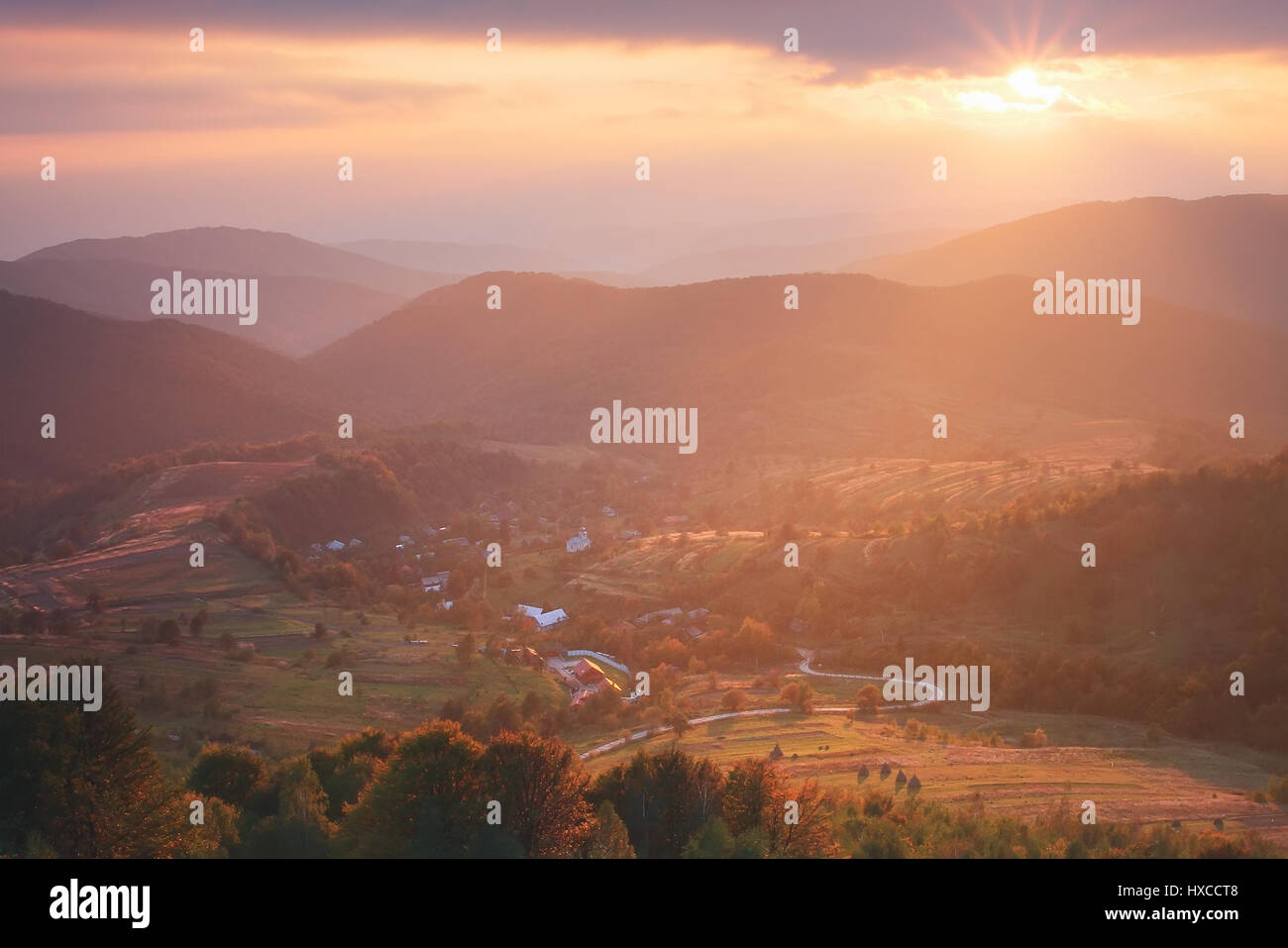 Sunset through mountain hi-res stock photography and images - Alamy