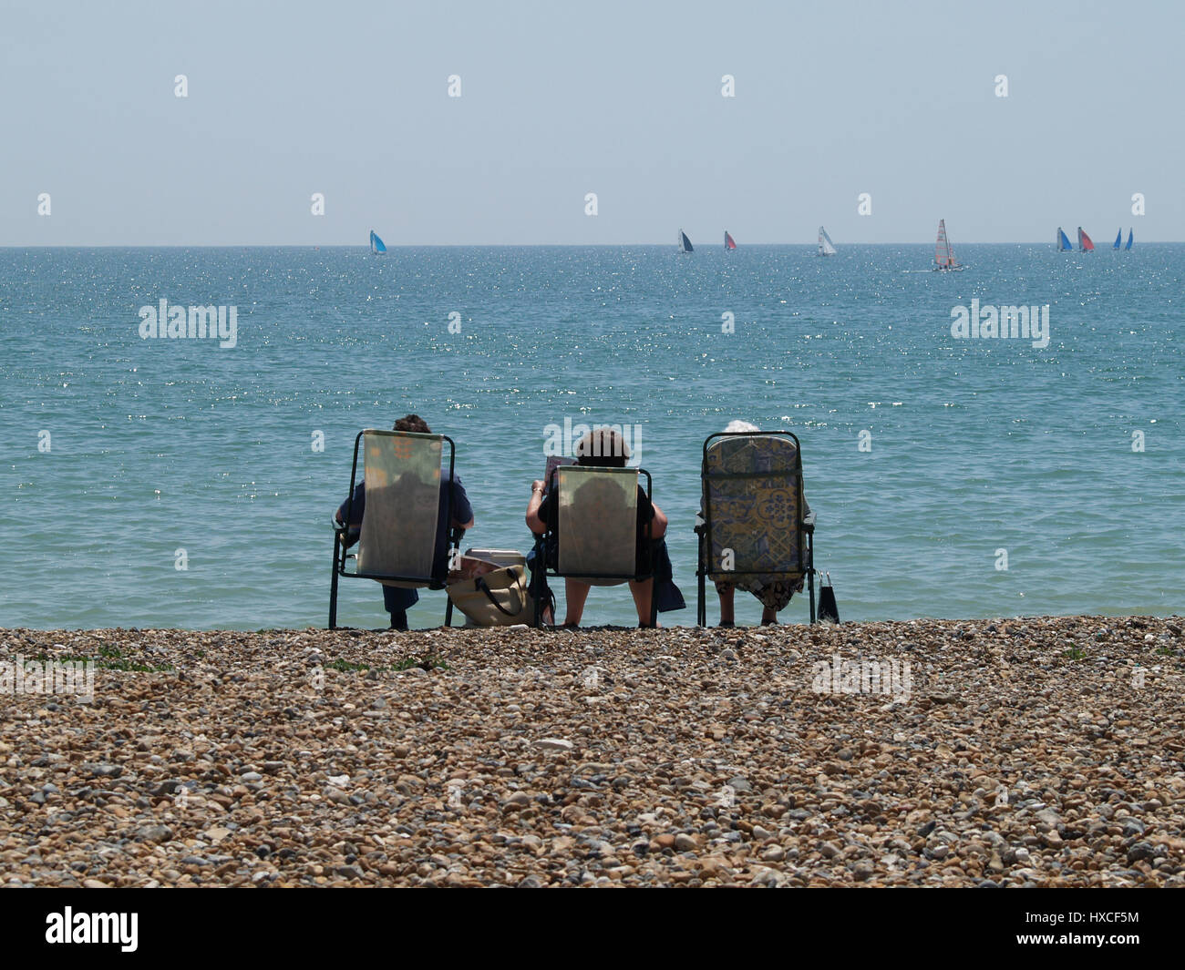 People sitting by the sea hi-res stock photography and images - Alamy