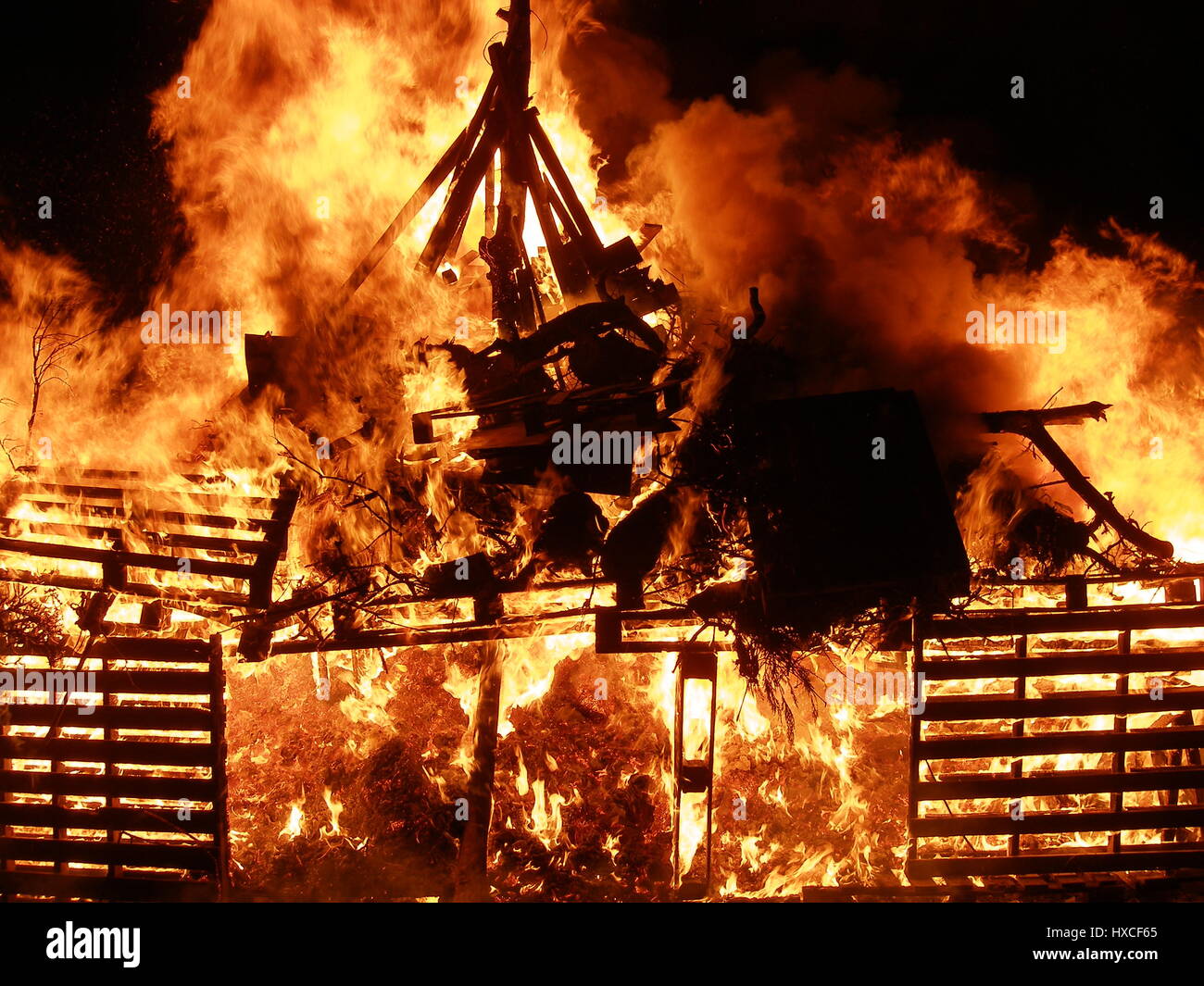 Pallet bonfire hi-res stock photography and images - Alamy