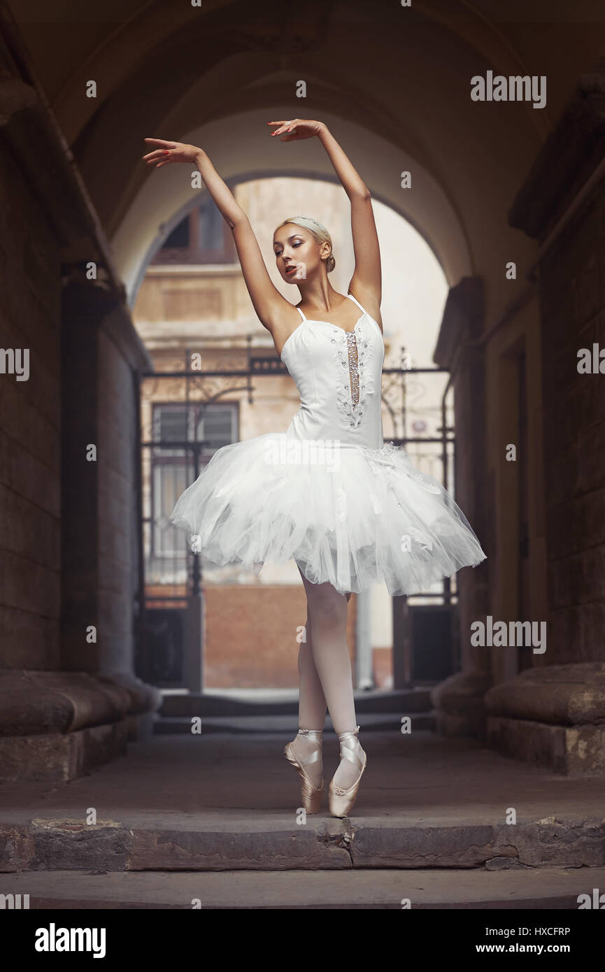 Young girl ballet street hi-res stock photography and images - Alamy