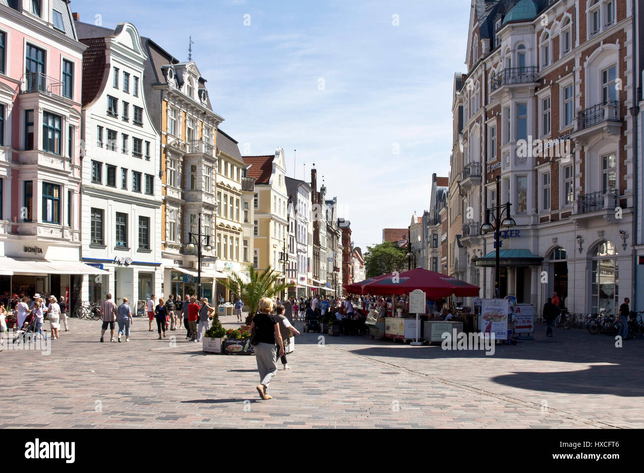 People stroll in summery weather in the shopping streets of Rostock ...