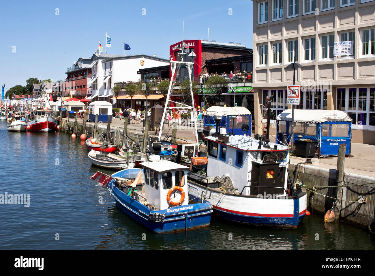 Fishing trawler in the investor in the harbour of Warnem?nde, Fishing ...
