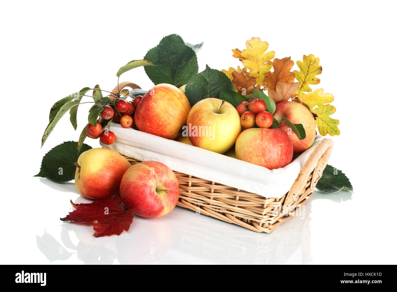 äpfel in einem korb hi-res stock photography and images - Alamy