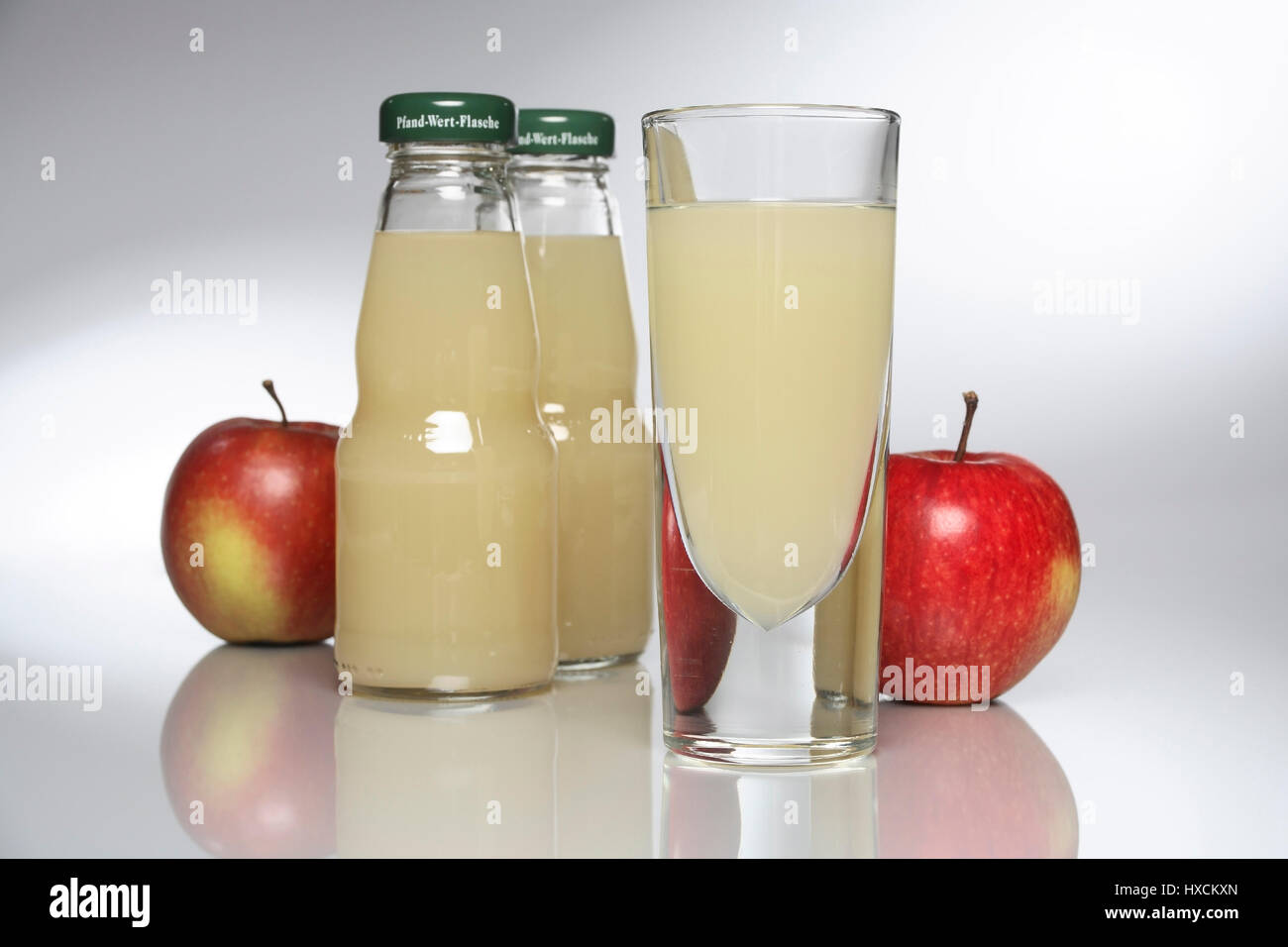 Apple juice, Apfelsaft Stock Photo - Alamy