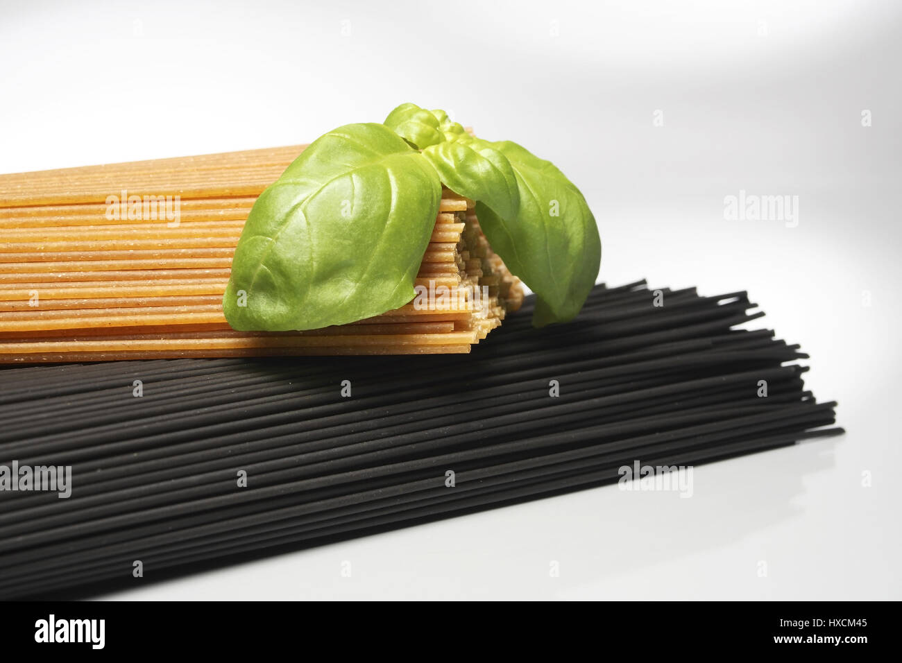Spaghetti with basil, Spaghetti mit Basilikum Stock Photo - Alamy