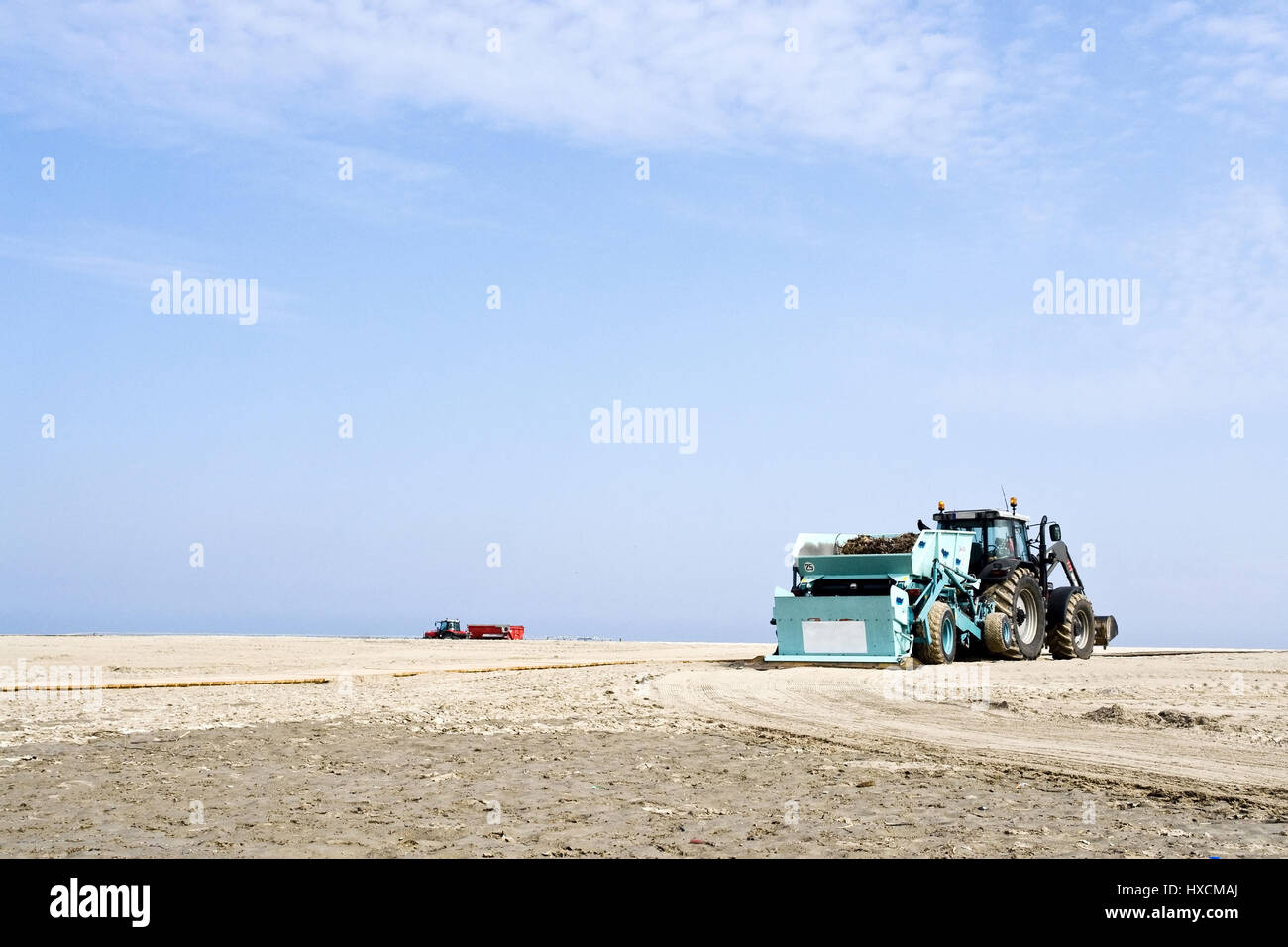 Tractor on the beach, Schlepper am Strand Stock Photo - Alamy