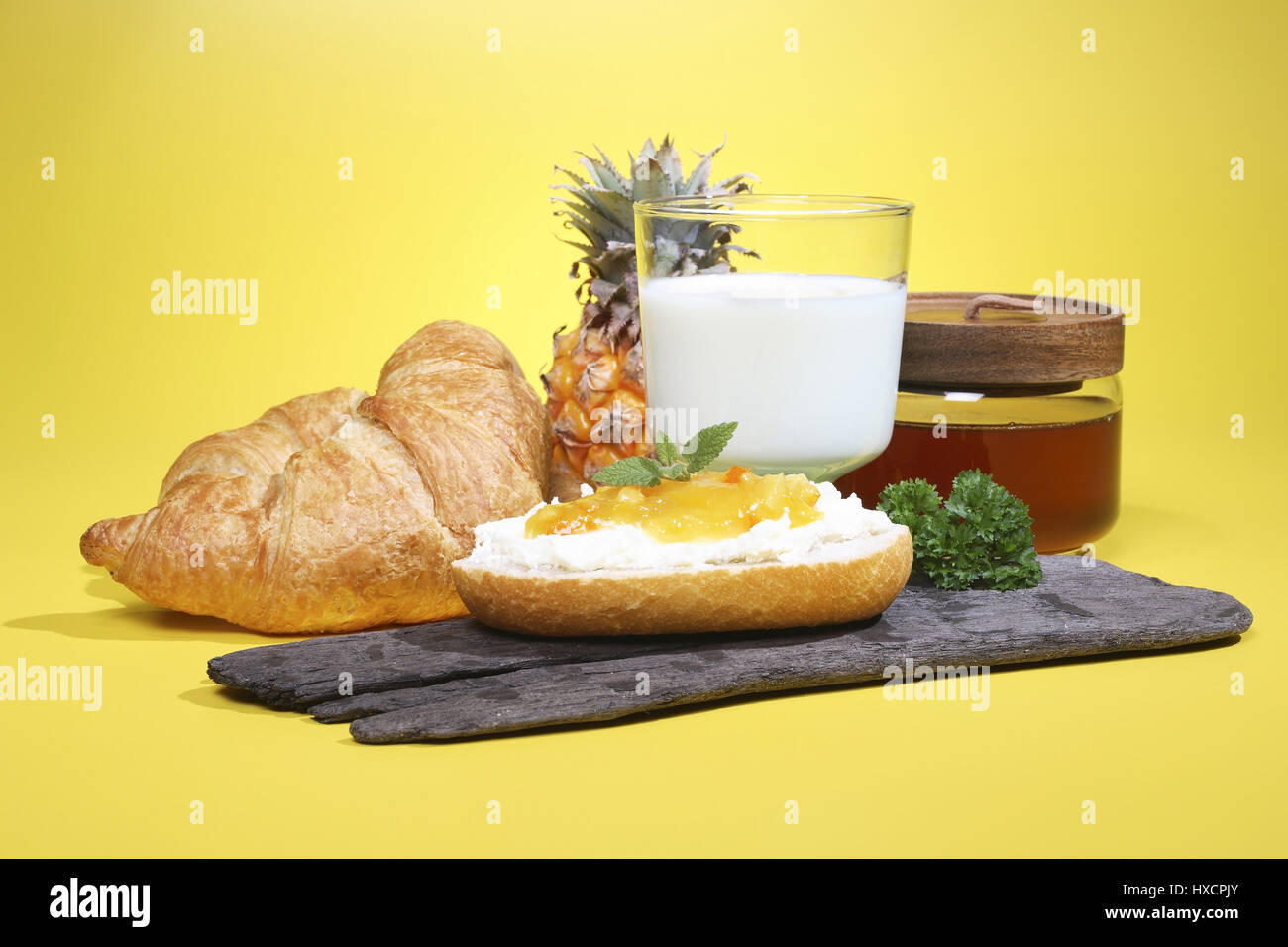 Breakfast with cream cheese, honey and milk, Fruehstueck mit ...