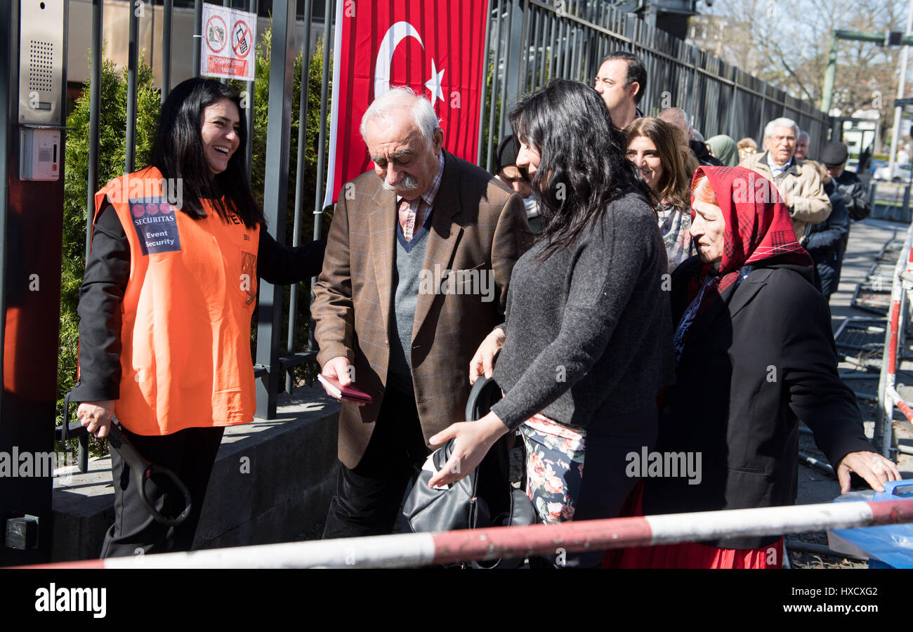 Berlin, Germany. 27th Mar, 2017. Turkish voters can be seen queueing ...
