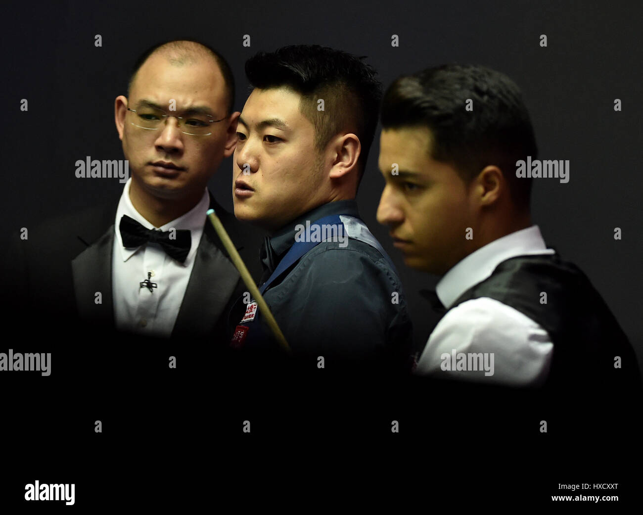 Snooker referee hi-res stock photography and images - Alamy