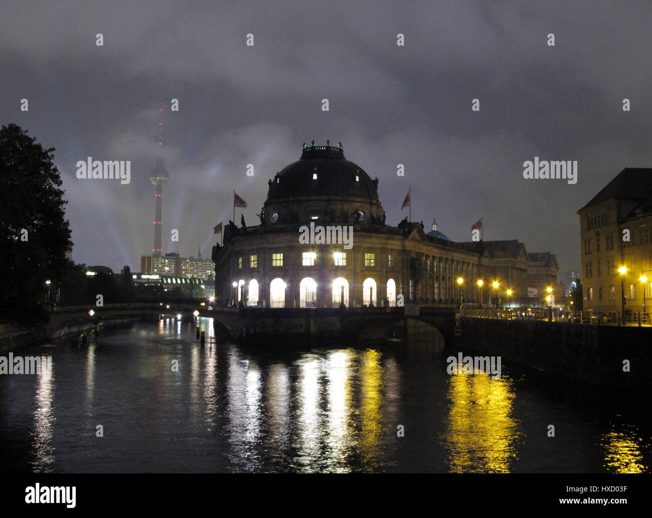 Berlin, Germany. 19th Oct, 2010. Colourful spots light up the sky ...