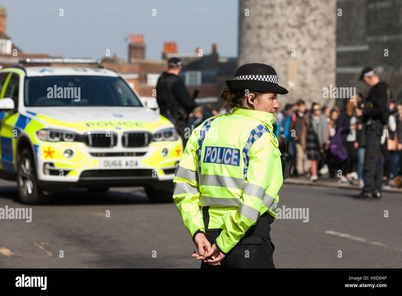Armed response vehicle officers uk hi-res stock photography and images ...