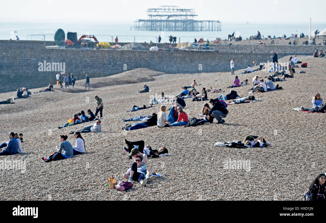 Brighton, UK. 27th Mar, 2017. People enjoy the sunshine on Brighton ...
