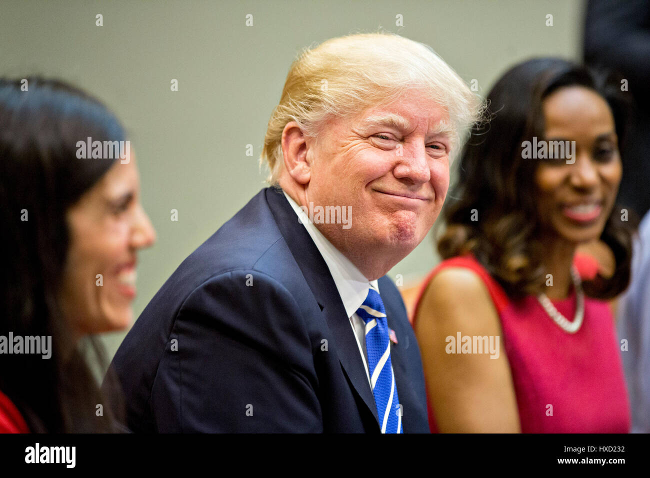 President donald trump smiles hi-res stock photography and images - Alamy